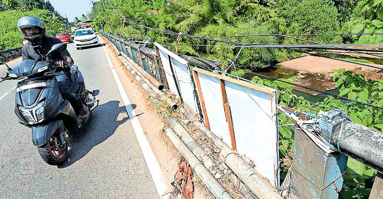 കൈപ്പട്ടൂർ പാലത്തിന്റെ കൈവരികൾ തകർന്നു, ബലക്ഷയം വീഴാതെ സൂക്ഷിക്കണേ ...