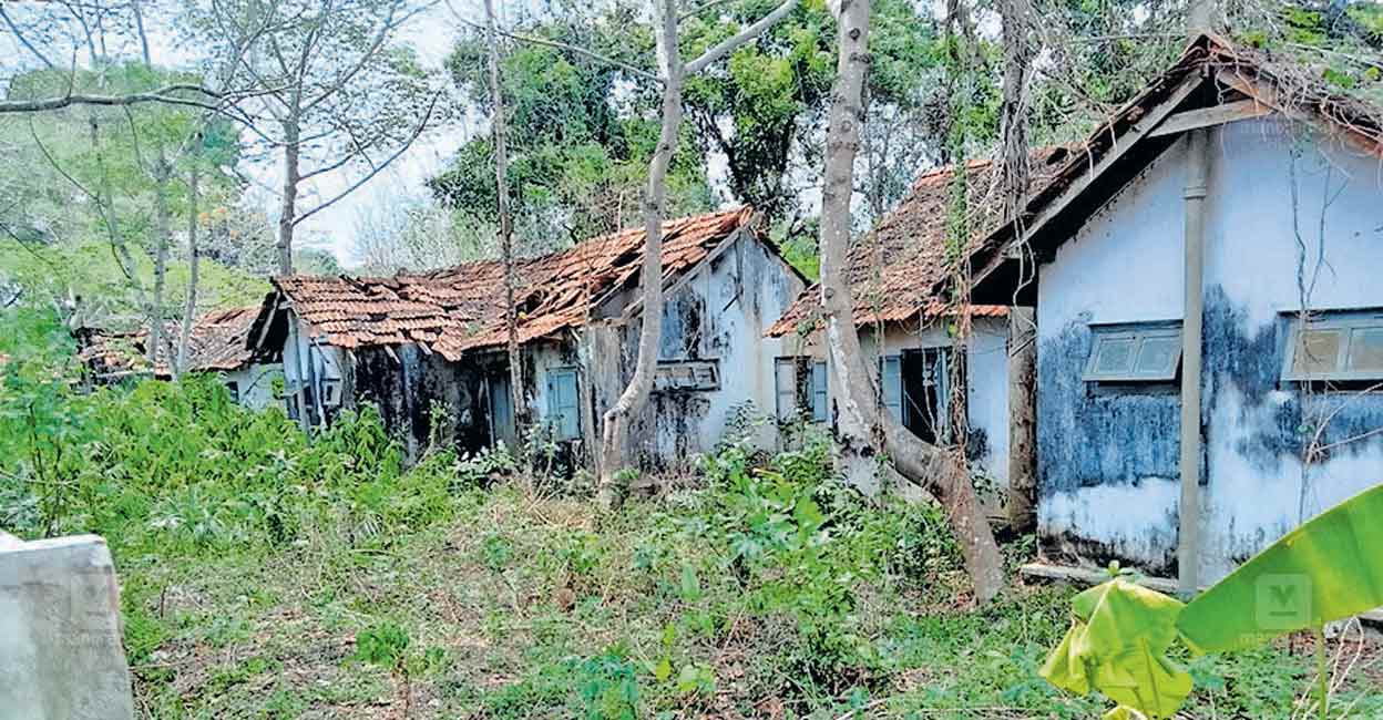 പാമ്പിന് അറിയില്ലല്ലോ അത് പൊലീസാണെന്ന്; പന്തളം പൊലീസ് സ്റ്റേഷനിലെ പഴയ ...