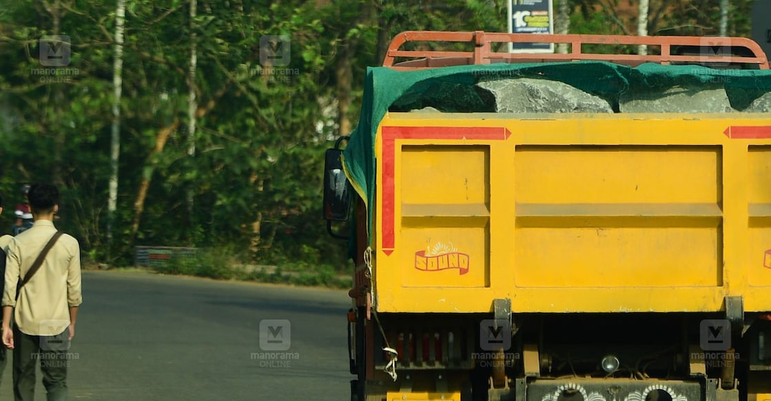 സ്കൂൾ സമയങ്ങളിലെ ടിപ്പർ ലോറി നിയന്ത്രണങ്ങൾ പുനഃക്രമീകരിക്കണമെന്ന് ...