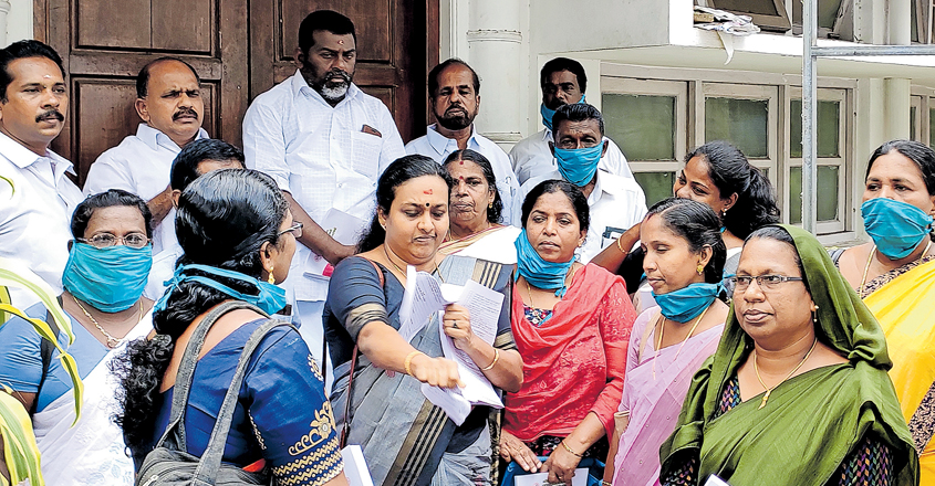 ബജറ്റ് അവതരണം ബഹിഷ്കരിച്ചു പ്രതിപക്ഷം ; കോപ്പി കീറിയെറിഞ്ഞു യുഡിഎഫ്