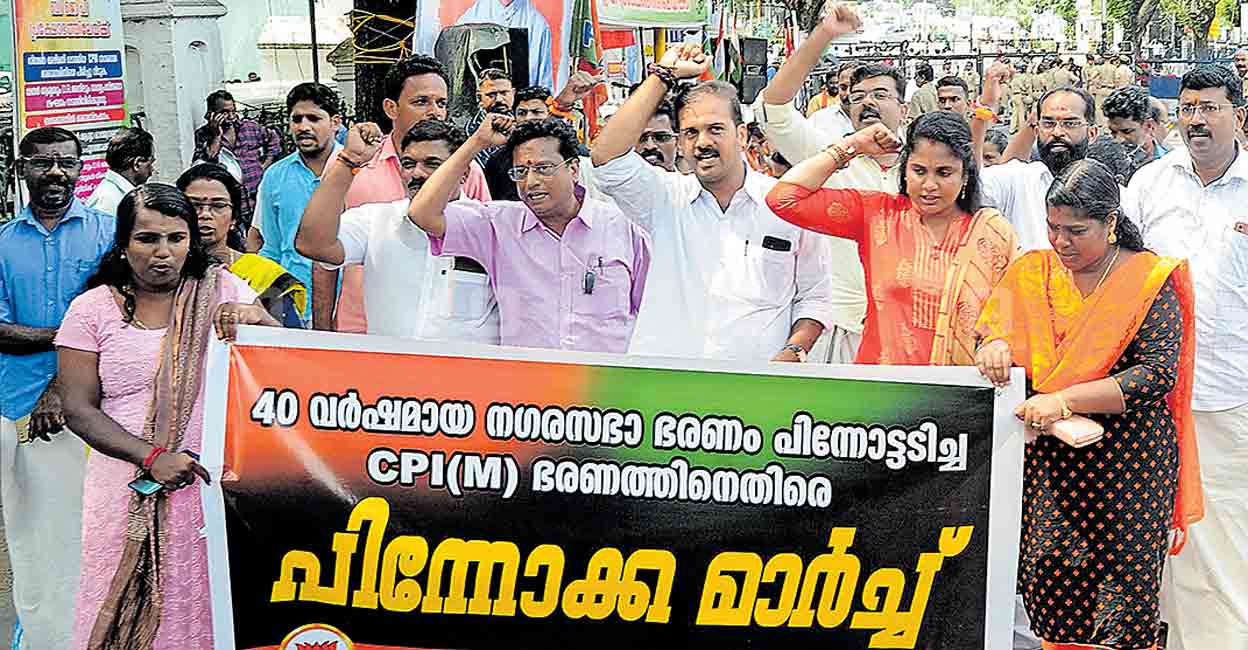 മേയറുടെ രാജി ആവശ്യപ്പെട്ട് കൊണ്ടുള്ള സമരം; പ്രതിപക്ഷ പ്രതിഷേധ പ്രളയം കോ ...