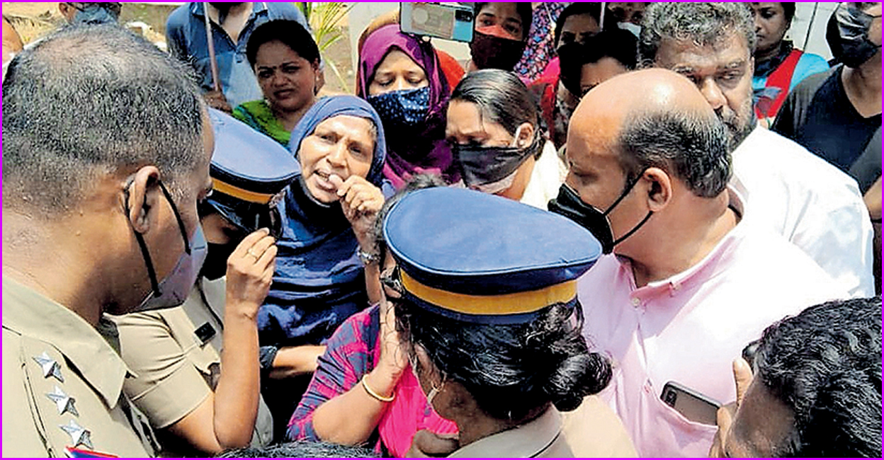 കല്ലിടാൻ പിൻവശത്തുകൂടി വീണ്ടും മതിലു ചാട്ടം, സ്ത്രീകൾ തടിക്കഷണങ്ങളുമായി ...