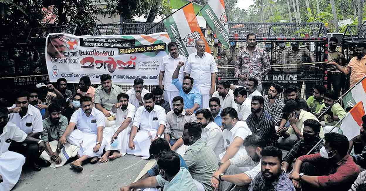 ബൂട്ടിട്ടു ചവിട്ടിയ സംഭവത്തിൽ പ്രതിഷേധം; സിപിഒ ഷബീറിന്റെ വീട്ടിലേക്ക് ...