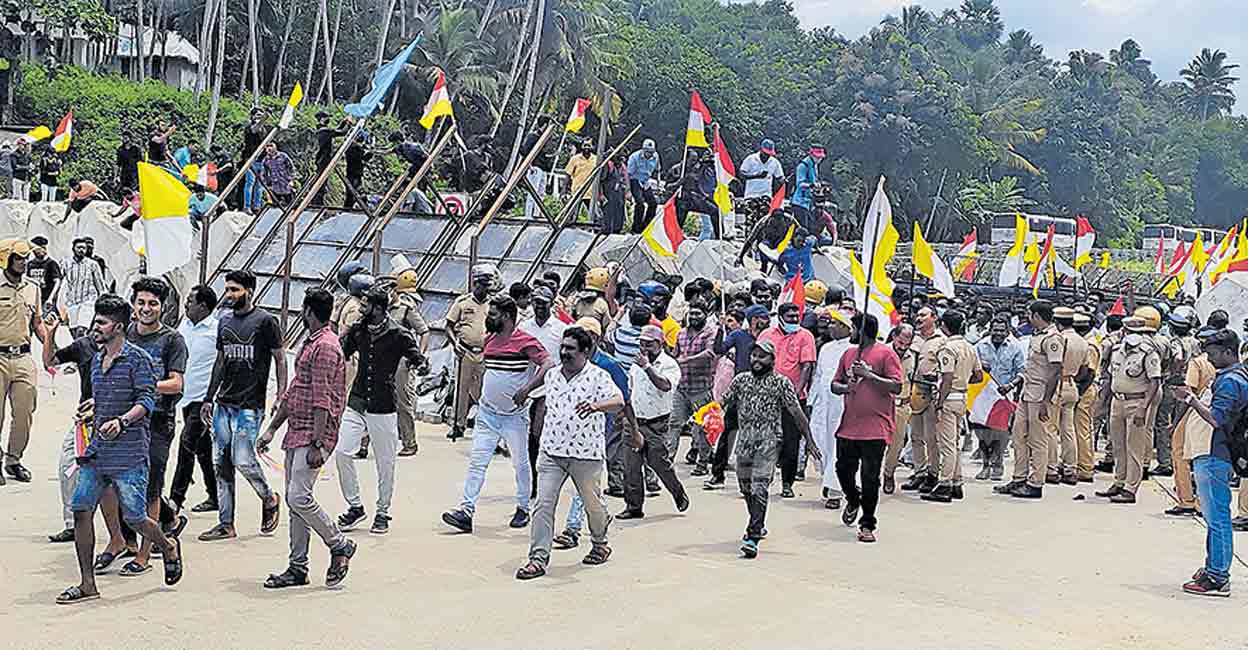 ‘വിഴിഞ്ഞം സമരം: മുഖ്യമന്ത്രി നിലപാടു മാറ്റണം’