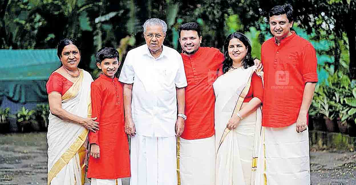 ചുവപ്പിന്റെ ‘ഡ്രസ്കോ‍ഡി’ൽ കുടുംബം; മുഖ്യമന്ത്രിയുടെ ഓണ‍ച്ചിത്രം വൈറൽ