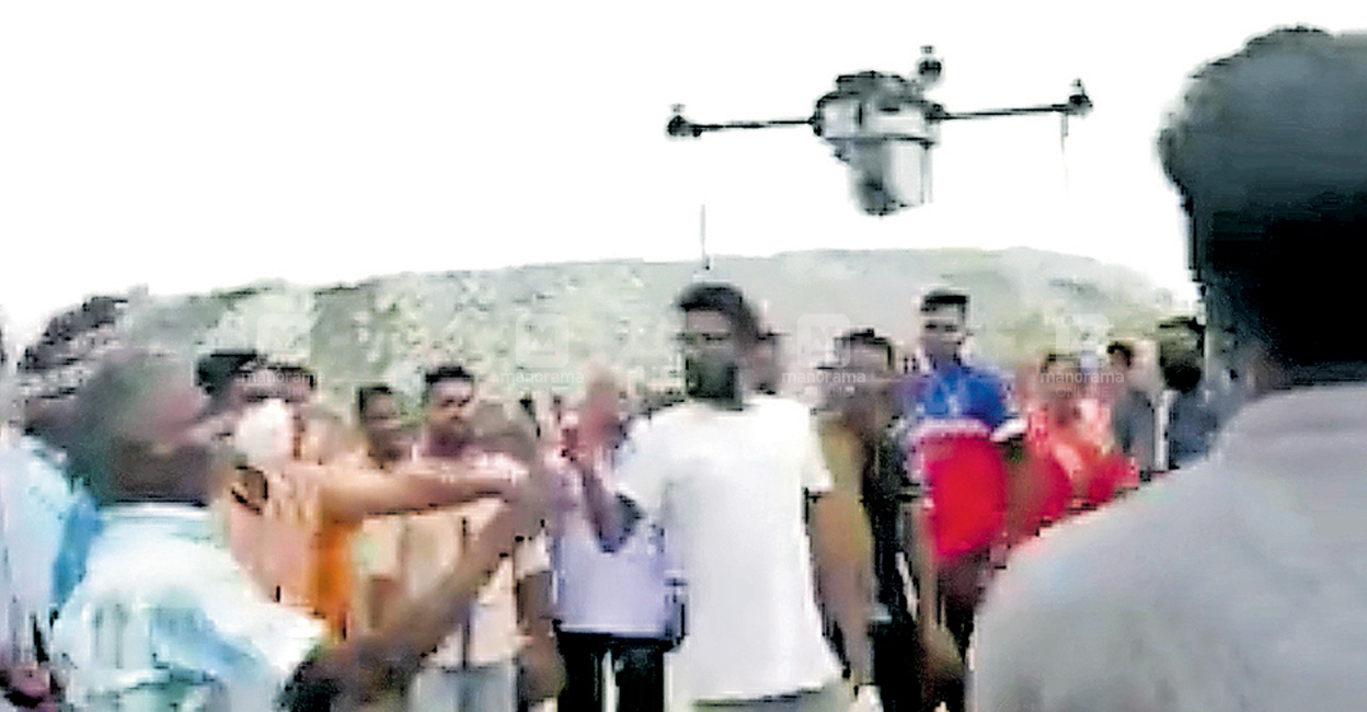 നിയന്ത്രണം വിട്ട 'പൊലീസ് ഡ്രോൺ' താഴ്ന്നു വന്നു, സമരക്കാരിലൊരാളുടെ ...