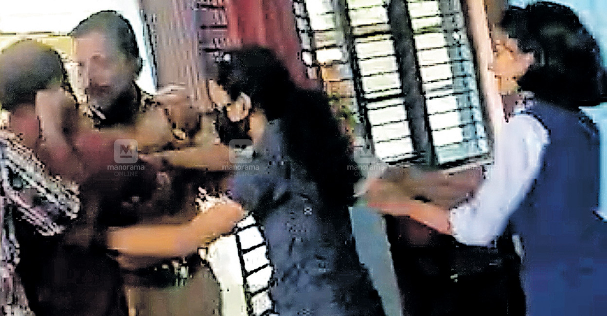 പോകാമെന്നു പറഞ്ഞപ്പോഴേക്കും പപ്പയുടെ കൈ പിടിച്ചു; ബലമായി പിടിച്ചു മ ...
