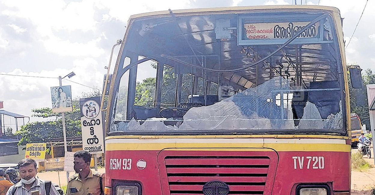 ബസുകൾ തകർത്തു, കടകൾ അടപ്പിച്ചു; സംഘർഷഭരിതമായി ഹർത്താൽ ദിനം – ചിത്രങ്ങൾ