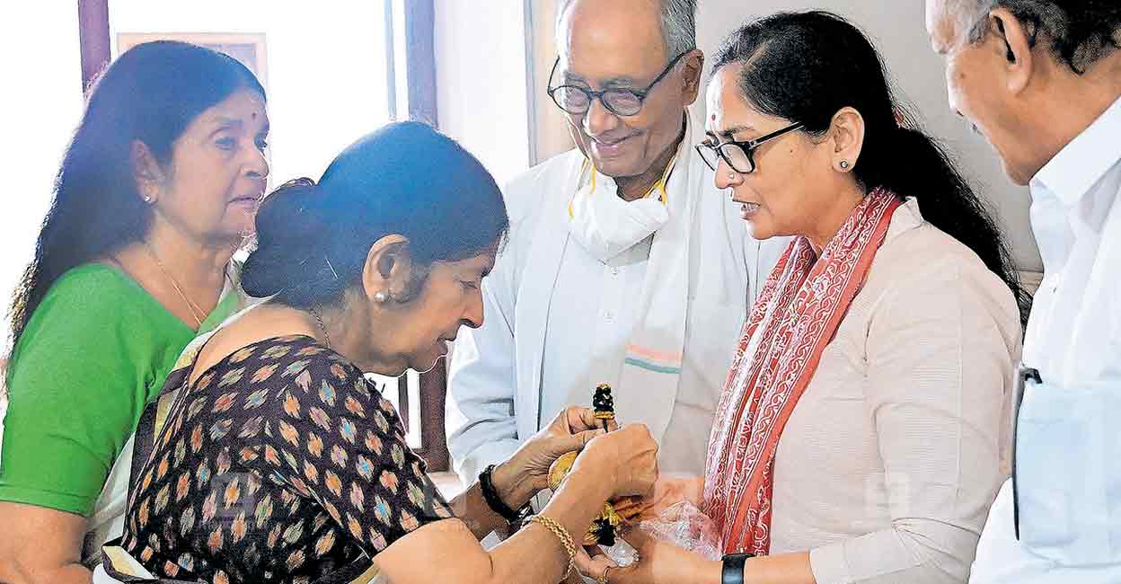 കോൺ. നേതാവ് ദിഗ്‌വിജയ് സിങ് കവടിയാർ കൊട്ടാരത്തിലെത്തി ...