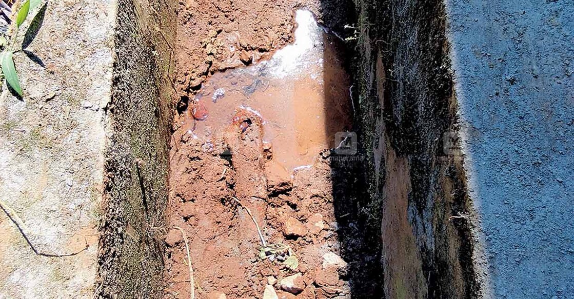 പുതിയകാവിനു സമീപം പൈപ്പ് പൊട്ടി ജലം പാഴാകുന്നു; വെള്ളംകുടി മുട്ടിച്ച് ...