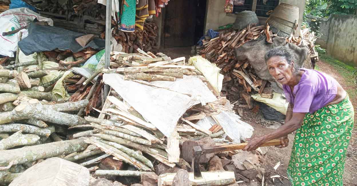 കുടുംബം പോറ്റാൻ വിറക് വെട്ടി തുടങ്ങി, അത് 93-ാം വയസ്സിലും തുടർന്ന് ...