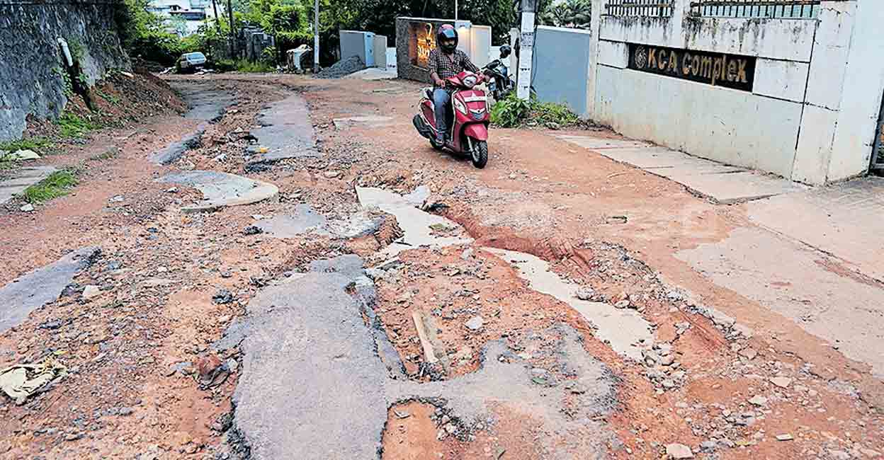 ഒരു റോഡിനോടും ഇങ്ങനെ ചെയ്യരുത് ! ഉഴുതുമറിച്ചിട്ട് വർഷങ്ങൾ; ആരോട് പറയാൻ