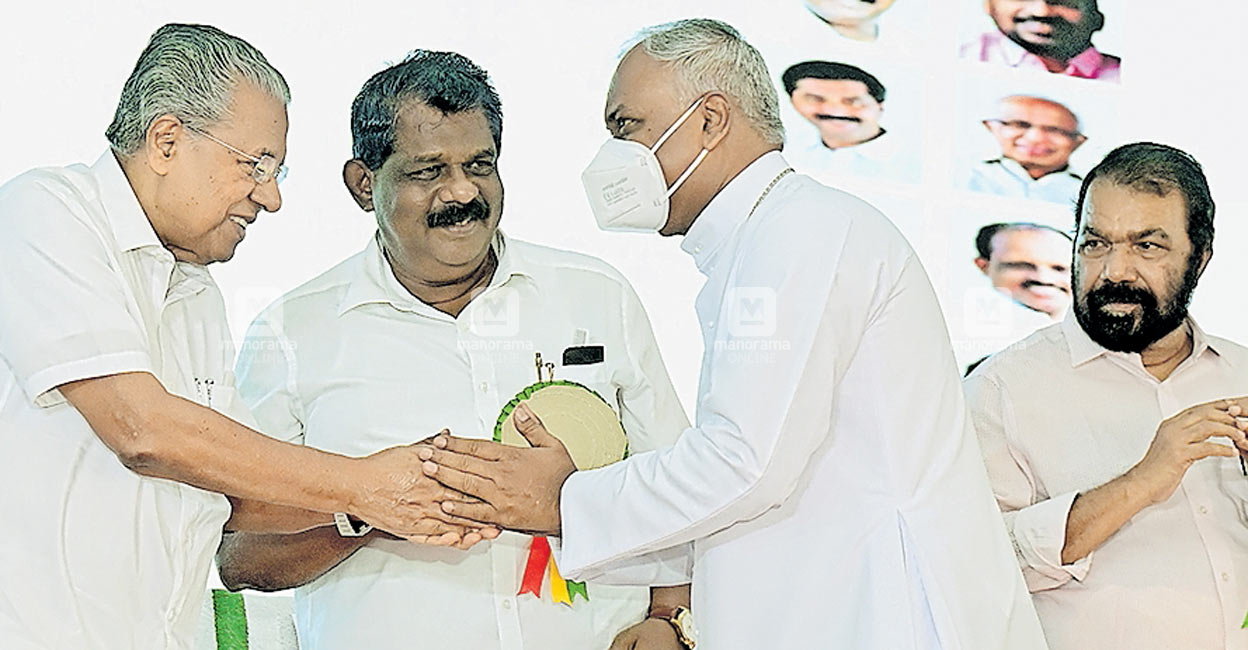 പ്രയാസമുണ്ട്, പ്രതിസന്ധിയില്ല: മുഖ്യമന്ത്രി