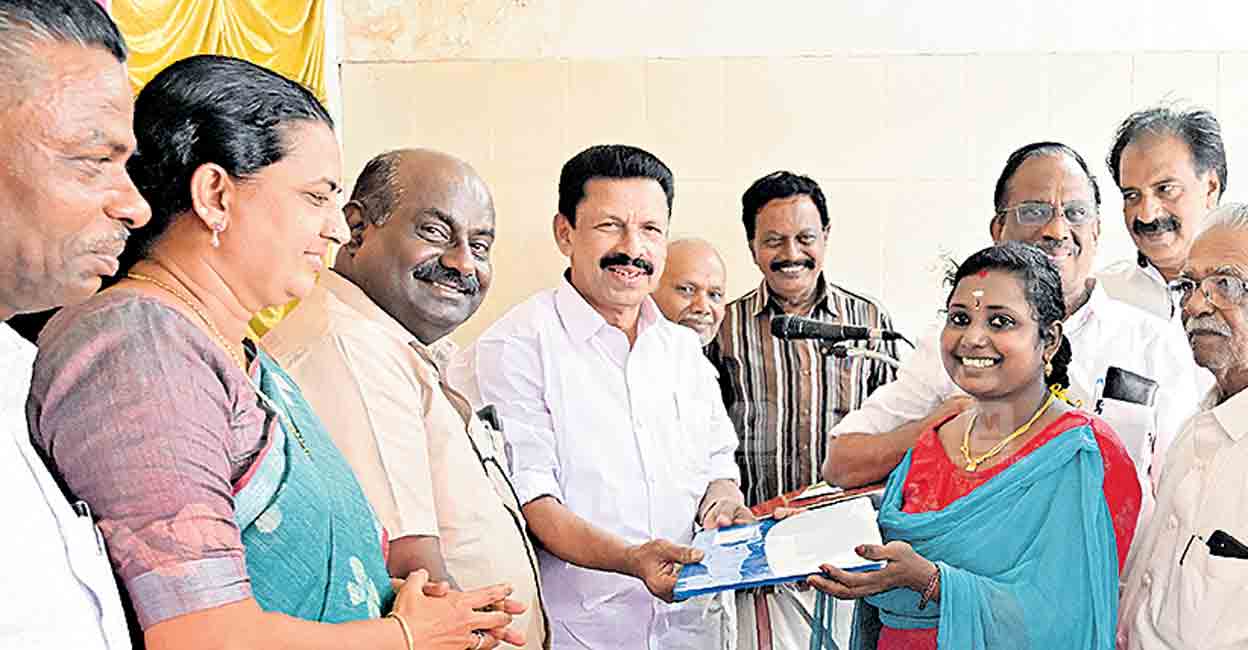 ജപ്തി വക്കിൽ നിന്ന് വീടിന്റെ തണലിലേക്ക്; തൊഴുകൈകളോടെ തംബുരു