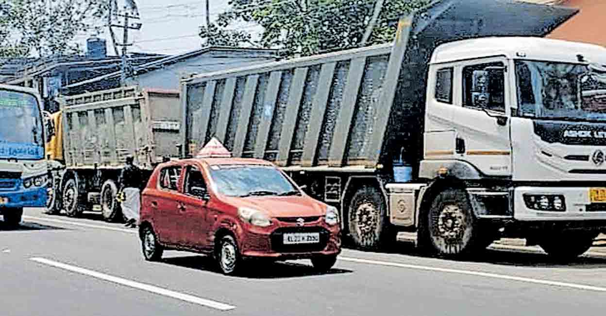 ദേശീയപാതയുടെ വശങ്ങൾ കൈയടക്കി ടിപ്പർ ലോറികൾ