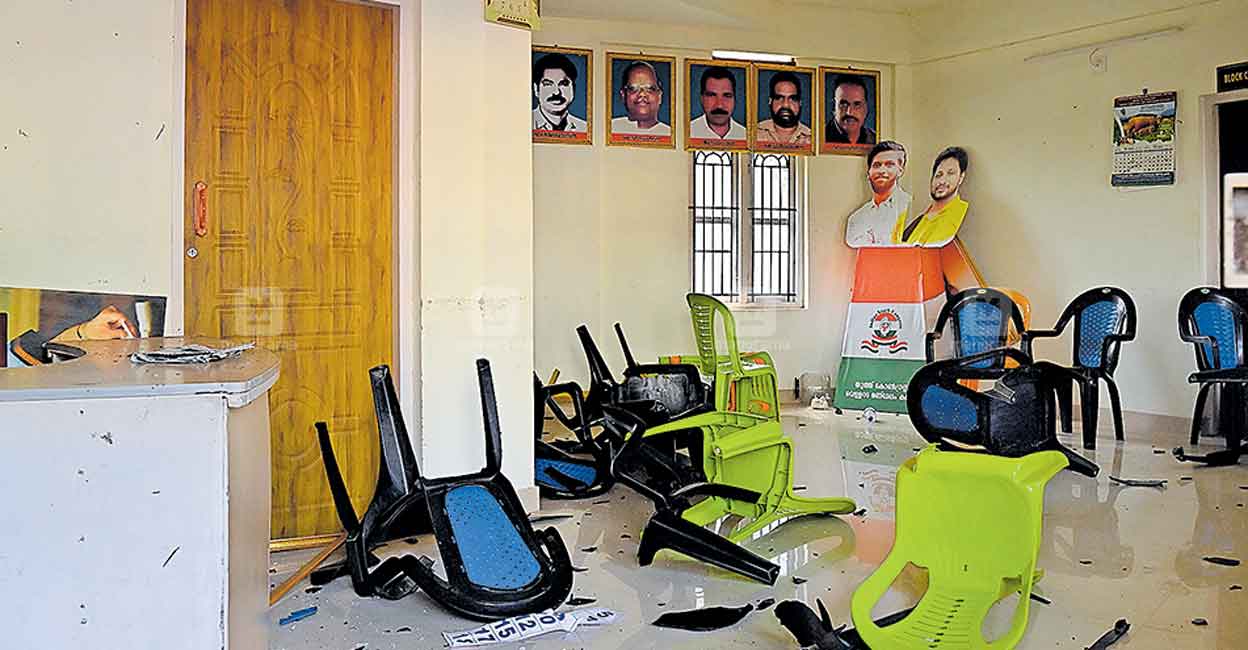 സ്കൂളിൽ കെഎസ്‌യു എസ്എഫ്ഐ സംഘട്ടനം; കോൺഗ്രസ് ഓഫിസ് അടിച്ചു തകർത്തു ...