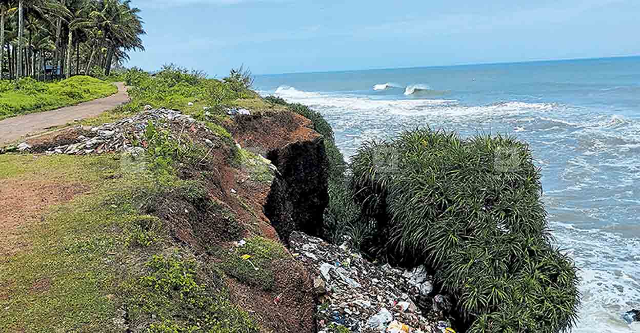 മാലിന്യം നിറഞ്ഞ് ഇടവ; തീരദേശ ടൂറിസത്തിന് ഭീഷണി
