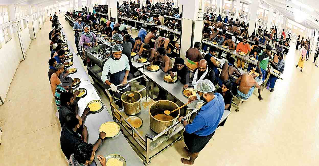 ഉപ്പുമാവ്, പുലാവ്...; തീർഥാടകർക്ക് രാപകൽ അന്നം വിളമ്പി ശബരിമലയിലെ ...