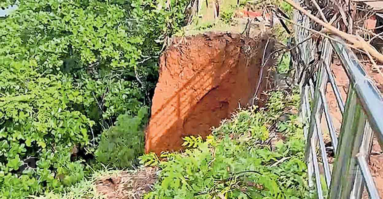 മഴ; വർക്കല ബീച്ച് ഹെലിപ്പാ‍ഡ് ഭാഗത്ത് വീണ്ടും കുന്നിടിഞ്ഞു | Varkala ...