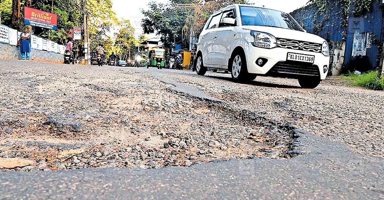 പരുത്തിപ്പാറ– മുട്ടട റോഡിലൂടെ യാത്ര എളുപ്പമല്ല; നിറയെ കുഴിക ...