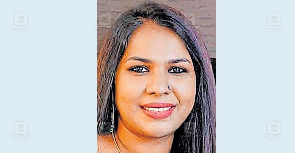 ഡിവൈഡറിൽ തട്ടി സ്കൂട്ടർ മറിഞ്ഞു; കാർ ഇടിച്ച് എക്സൈസ് ഉദ്യോഗസ്ഥ മരിച്ചു ...