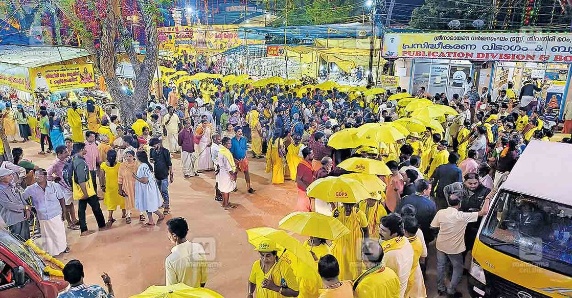 ശിവഗിരി തീർഥാടനം: പാതയോരങ്ങളിൽ വൻതിരക്ക്; പദയാത്രാ സംഘങ്ങളെ സ്വീകരിച്ച് ...