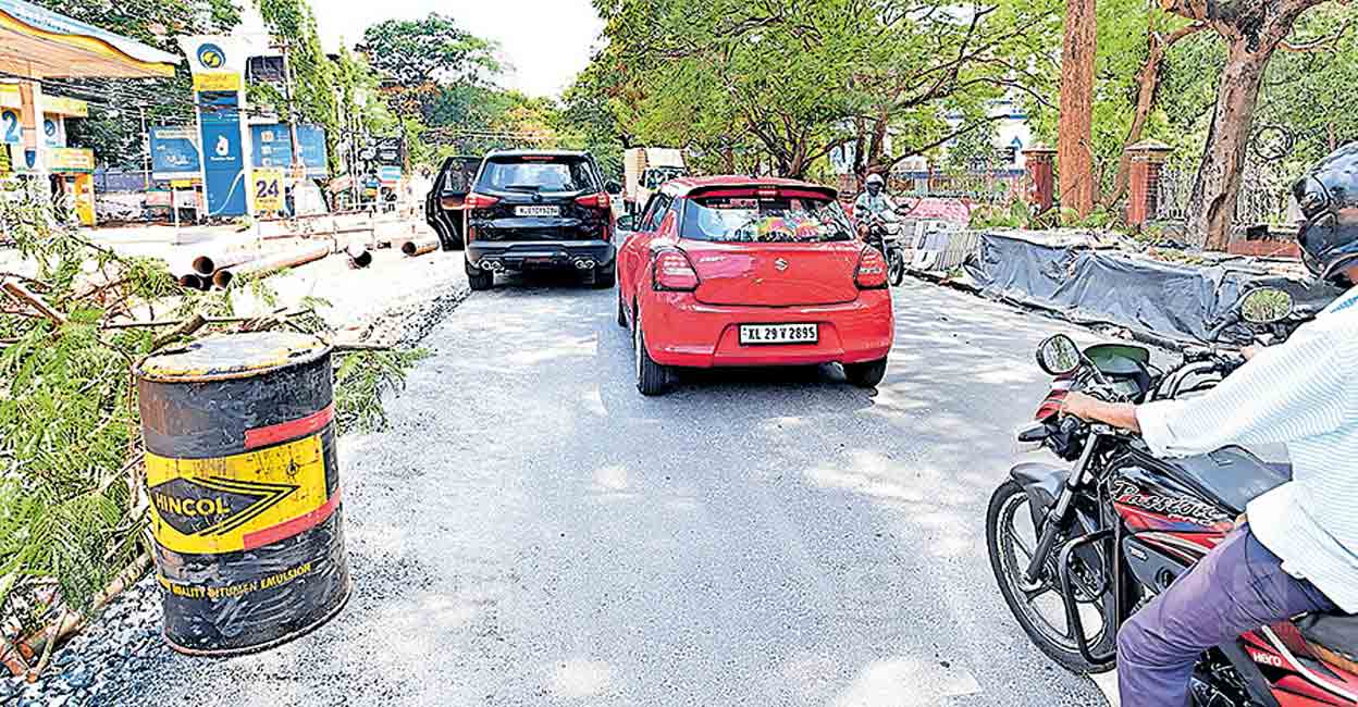 നഗരത്തിലെ 2 റോഡുകൾക്കൂടി 10 ദിവസത്തിനകം യാത്രക്കാർക്ക്; താൽക്കാലിക ആശ്വാസം