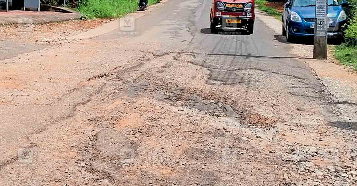 തകർന്ന് തുമ്പോട്–കൈതോട് റോഡ്: അടിയന്തര നടപടി വേണം