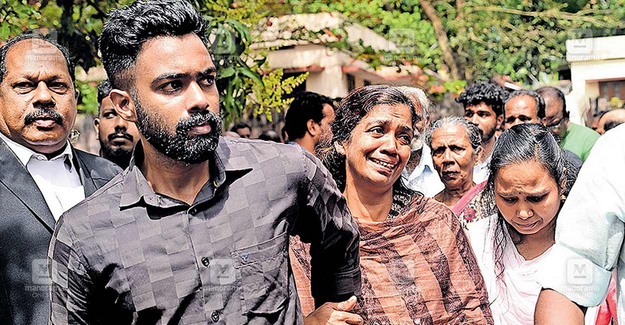 'ഗ്രീഷ്മയ്ക്ക് നിസ്സംഗത; തെളിവായത് ജാതകം വരെ'; പൊട്ടിക്കരഞ്ഞ് ...