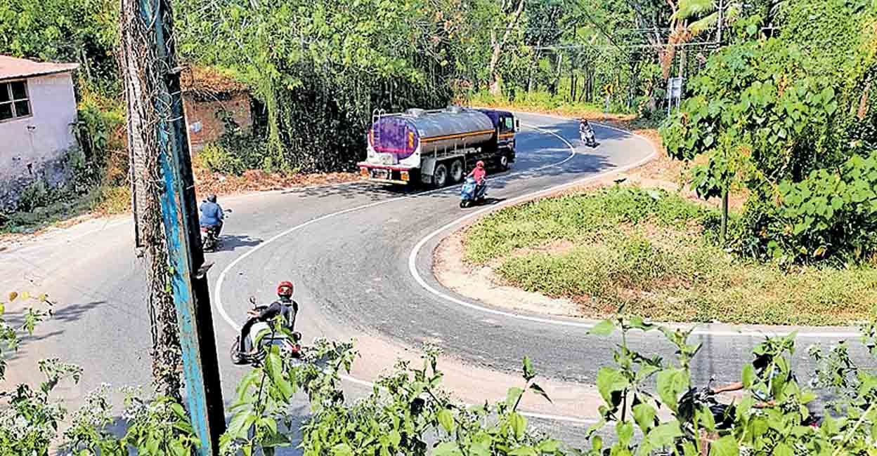 അപകടം തുടർക്കഥയായി ഉറിയാക്കോട് ‘എസ്’ വളവ് | Vellanad | Uriyacode ...