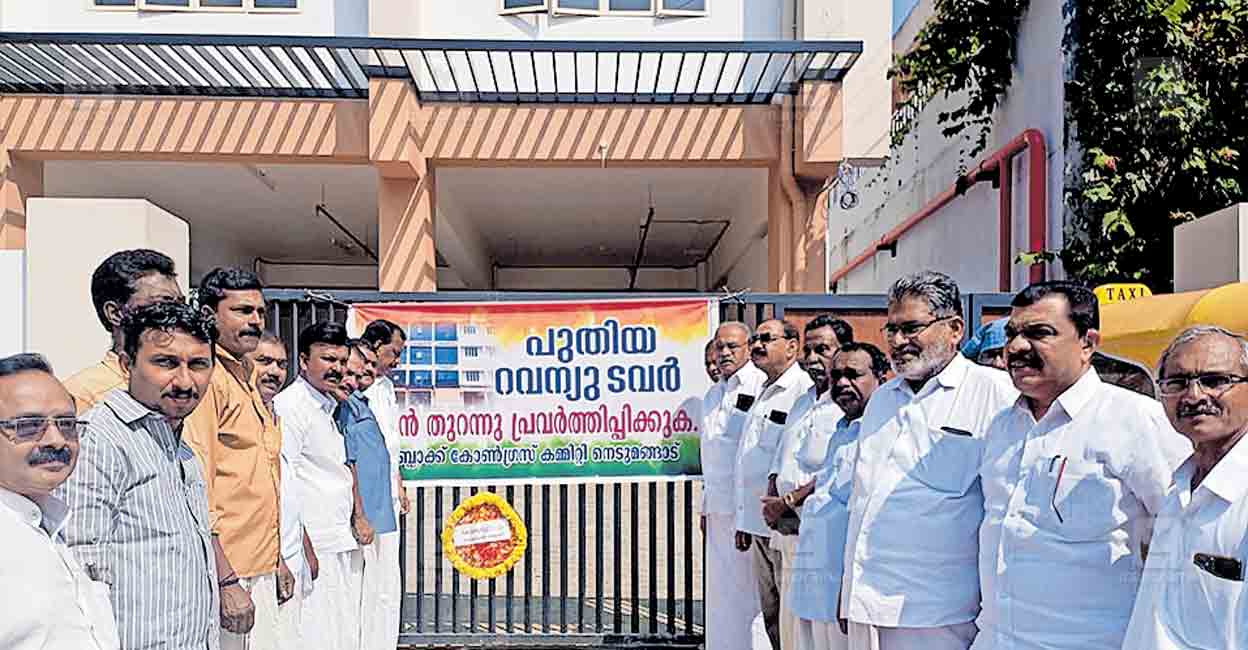 റവന്യു ടവർ മന്ദിരം തുറക്കുന്നില്ല; റീത്തു വച്ചു പ്രതിഷേധിച്ച് കോൺഗ്രസ് ...