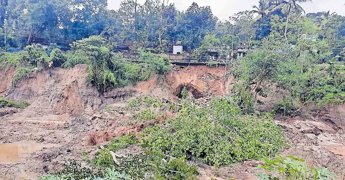 Landslide occurs near Varkala TS Canal during heavy rains | News Minimalist