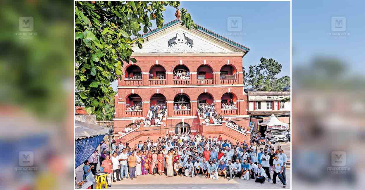 മഹാഗണി മരച്ചുവട്ടിൽ ഭൂതകാല കുളിരാസ്വദിച്ച്; തൈക്കാട് ഗവ.മോഡൽ സ്കൂളിൽ പൂ ...