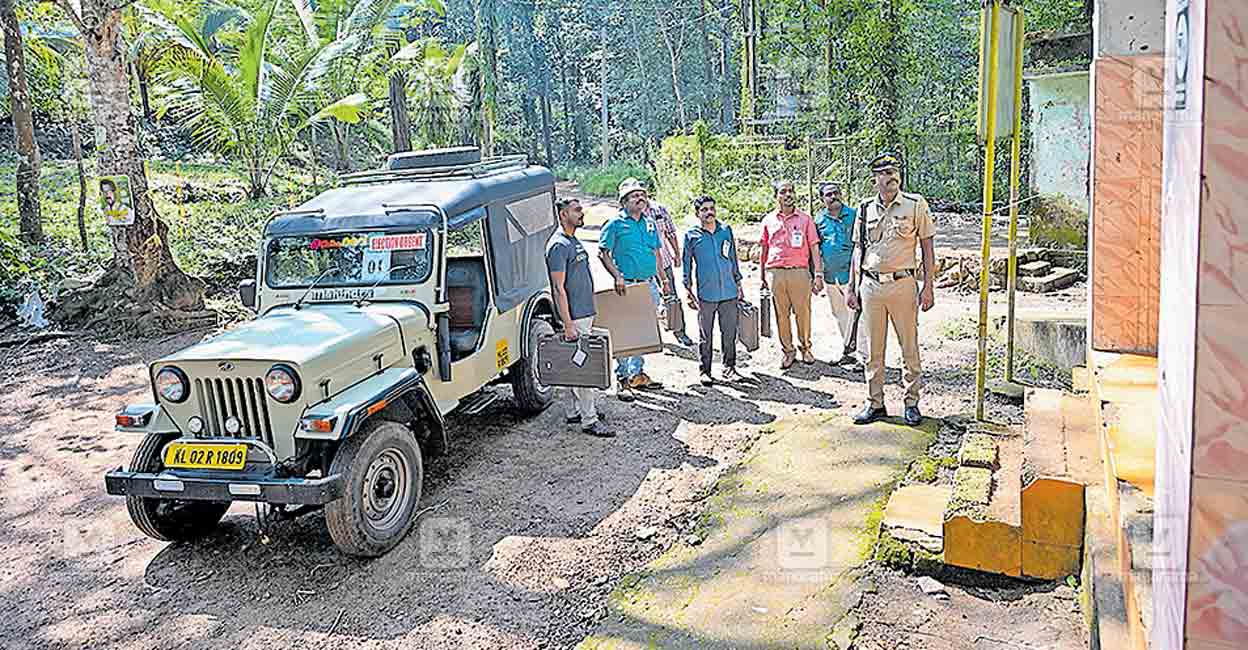 അഗസ്ത്യവനത്തിലെ പോളിങ് ബൂത്തിൽ സുരക്ഷാ ഉദ്യോഗസ്ഥന് പാമ്പുകടിയേറ്റു ...