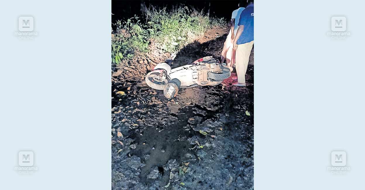 സ്കൂട്ടർ യാത്രികരെ കാട്ടാന ആക്രമിച്ചു; നിസ്സാര പരുക്കുകളോടെ രക്ഷപ്പെട്ടു | Palode | Peringamala ...