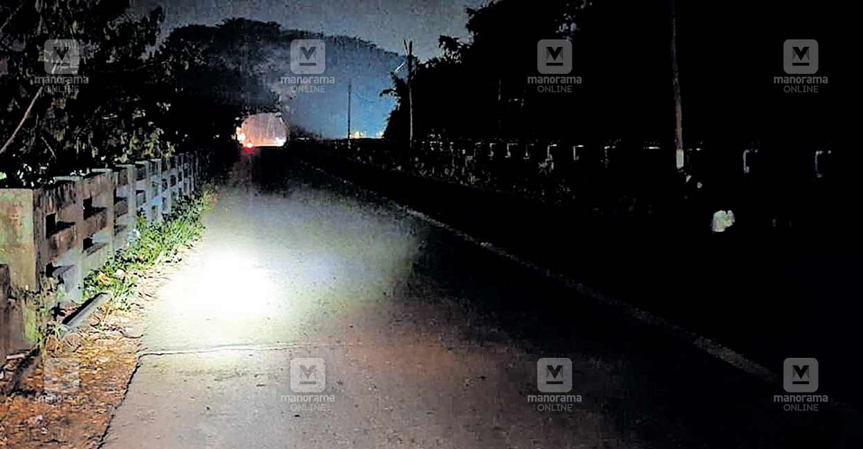 പൂവാർ പാലം ഇരുട്ടിൽ: അപകട ഭീഷണി | Poovar bridge | Poovar-Uramp road ...