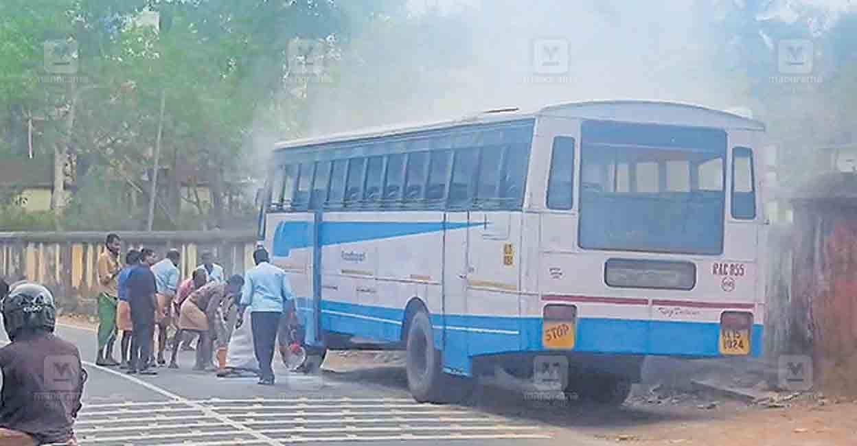 നിർത്തിയിട്ടിരുന്ന കെഎസ്ആർടിസി ബസിൽ പുക | Vilappilshala | Ambalam ...