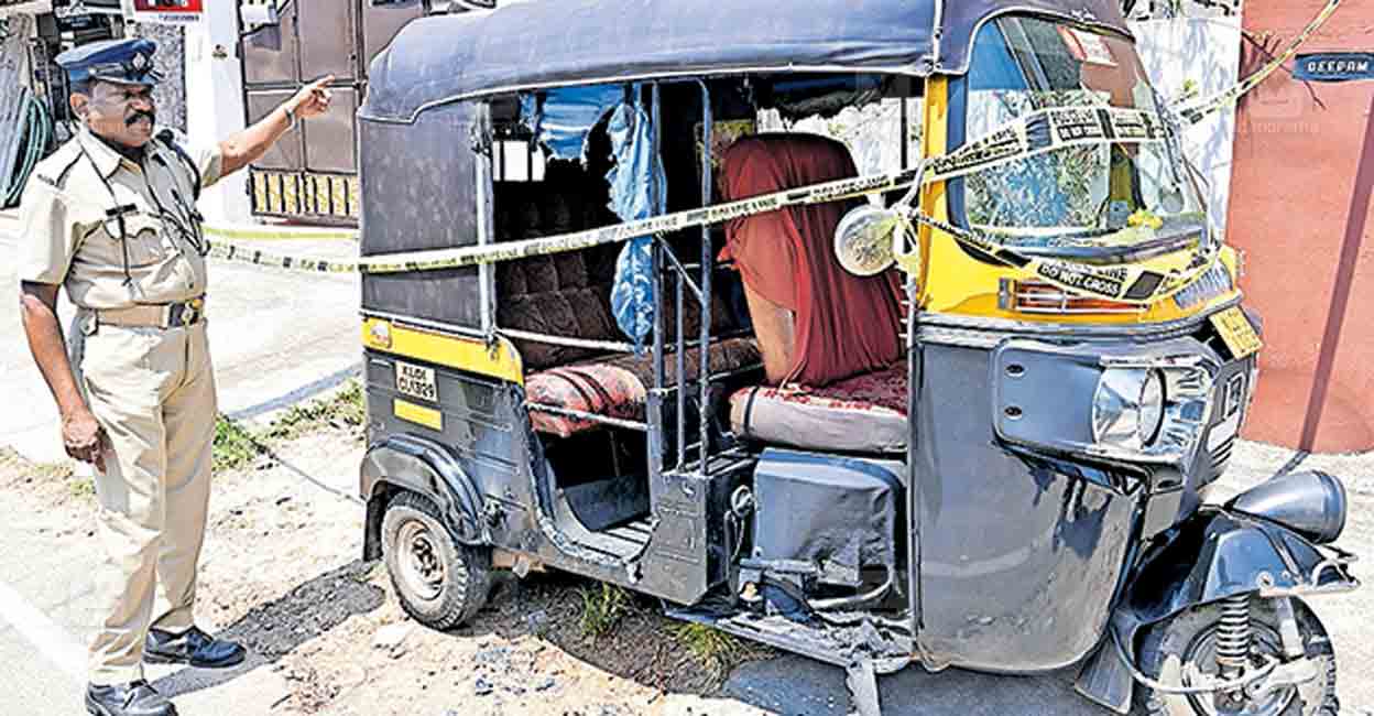 രണ്ടര കിലോമീറ്റർ ലൈറ്ററുമായി നടന്ന് ആക്രമണം; 2 ഓട്ടോയും കടയും കത്തിച്ചു ...