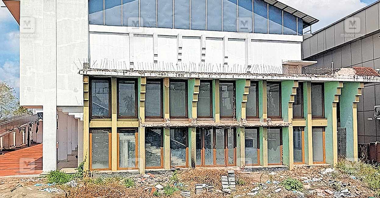 വർഷം എട്ട്: നഗരസഭാ ടൗൺഹാൾ നവീകരണം പൂർത്തിയാകുന്നില്ല | Attingal ...