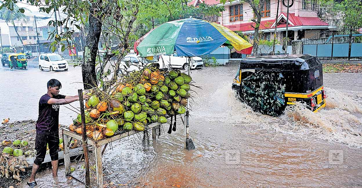 തലസ്ഥാനത്തെ തണുപ്പിച്ച് വേനൽമഴ: രാവിലെ ആരംഭിച്ച മഴ വൈകിട്ട് വരെ തുട ...