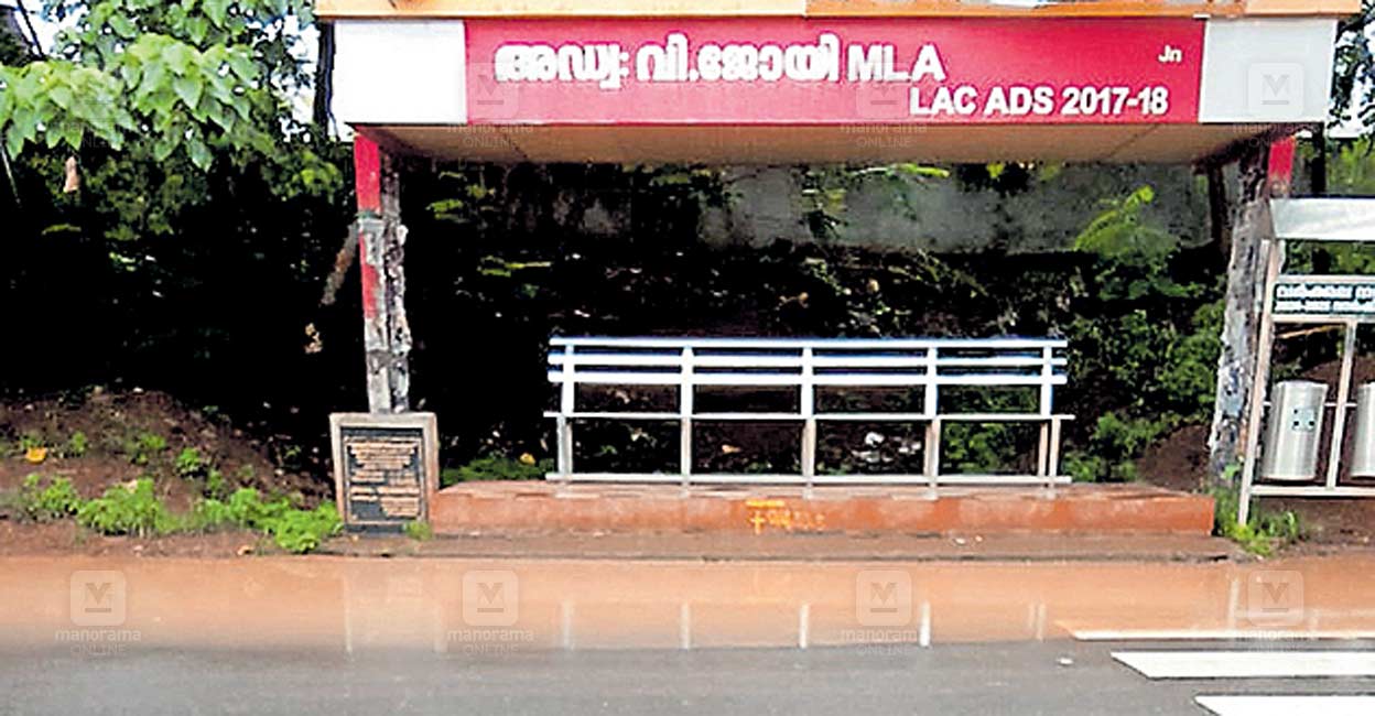 മഴക്കാലം: റെയിൽവേ സ്റ്റേഷൻ റോഡിൽ വെള്ളക്കെട്ടും ചെളിയും പതിവുകാഴ്ച ...