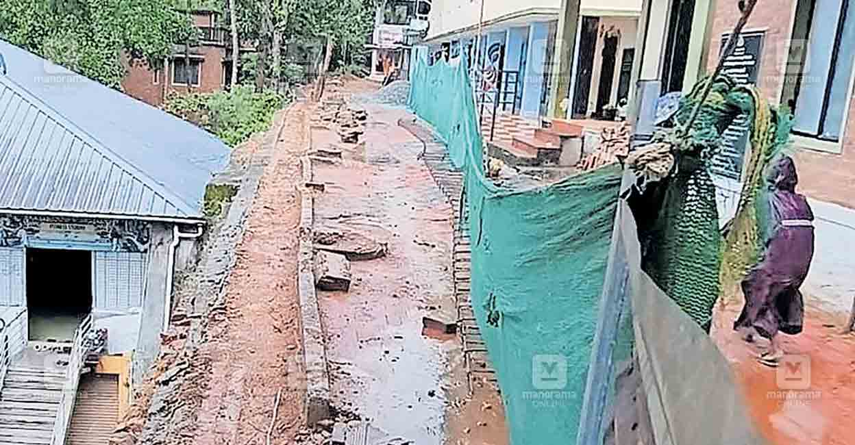 മലയിൻകീഴ് എൽപി ബോയ്സ് സ്കൂളിൽ മതിൽ കെട്ടുന്ന ഭാഗത്ത് സുരക്ഷാ വീഴ്ച ...