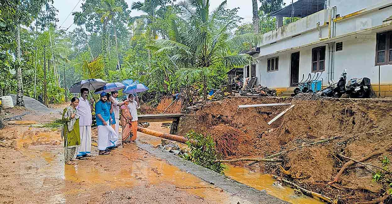 തോടിനു സമീപത്തെ മണ്ണ് ഒലിച്ചു പോയി; വീടിനു ഭീഷണി: കനത്ത മഴയിൽ വ്യാപക ...