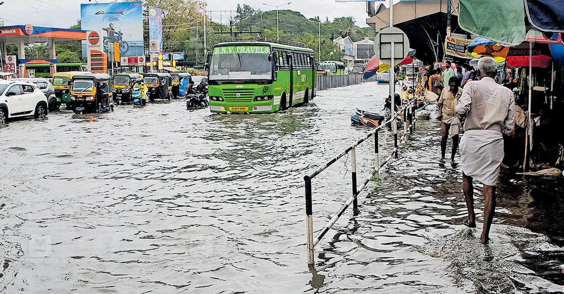 ഒറ്റമഴയിൽ തലസ്ഥാനം വെള്ളത്തിൽ: വ്യാപാരസ്ഥാപനങ്ങളിലടക്കം വെള്ളം കയറി ...