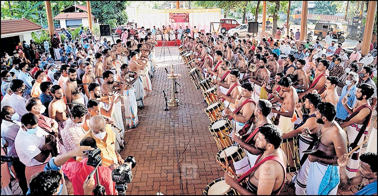 തൃപുടയ്ക്കു പകരം ചെമ്പട താളം; പാണ്ടി മേളം കൊട്ടിതിമർത്തു