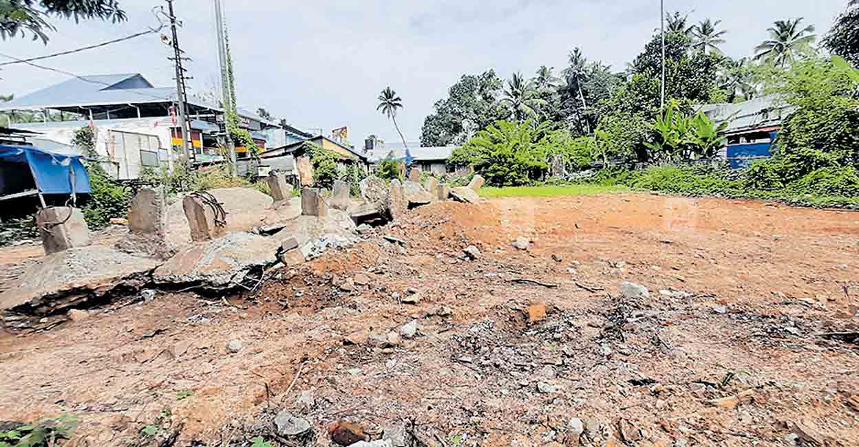 അന്തിക്കാട് പഞ്ചായത്ത് കമ്യൂണിറ്റി ഹാൾ നിർമാണം അനന്തമായി വൈകുന്നു