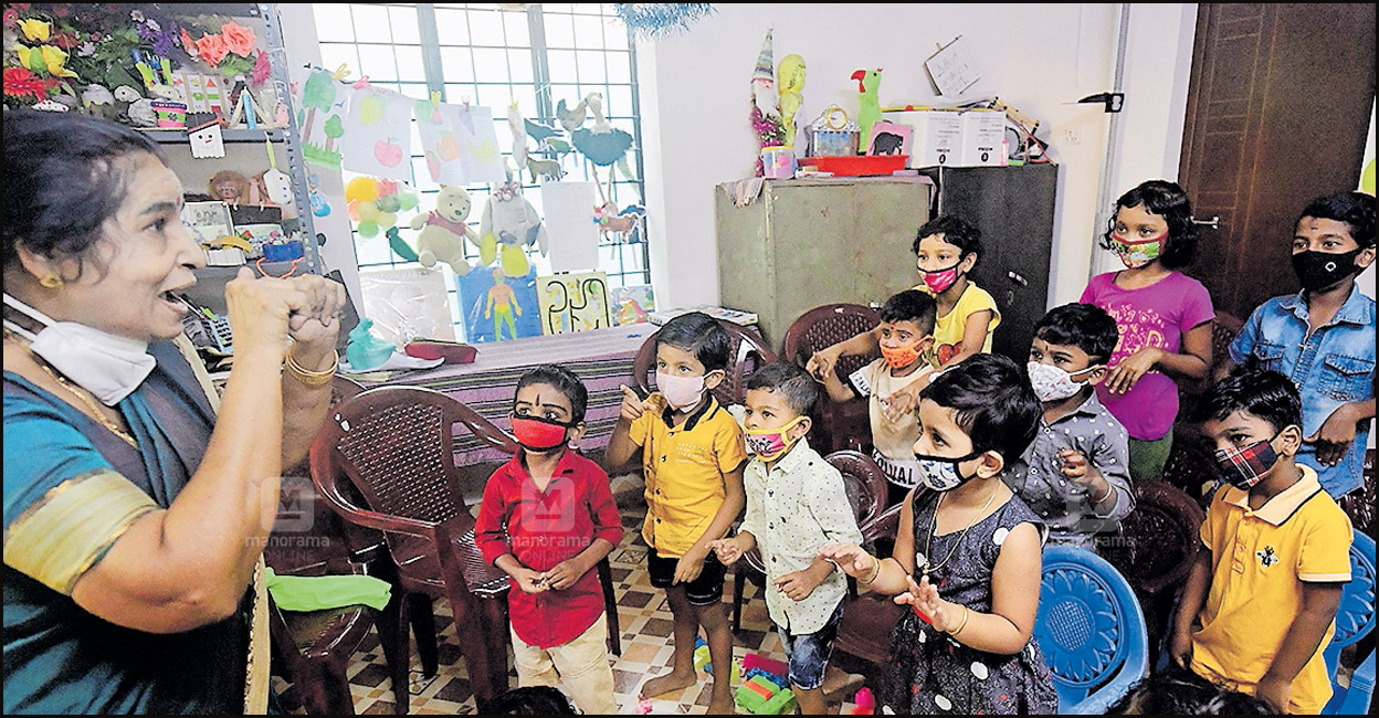 ദേ മൊബൈലിലെ ടീച്ചർ !; കൗതുകം നിറഞ്ഞ് അങ്കണവാടികൾ | Kerala School Full ...