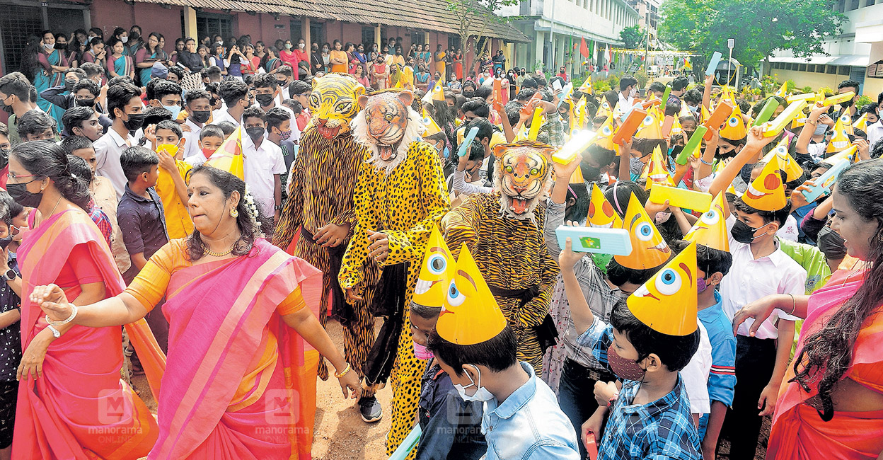 ആദ്യദിനം ആവേശത്തോടെ; സ്കൂളുകൾ തുറന്നു, ഹൃദയങ്ങളും | Kerala School Full ...