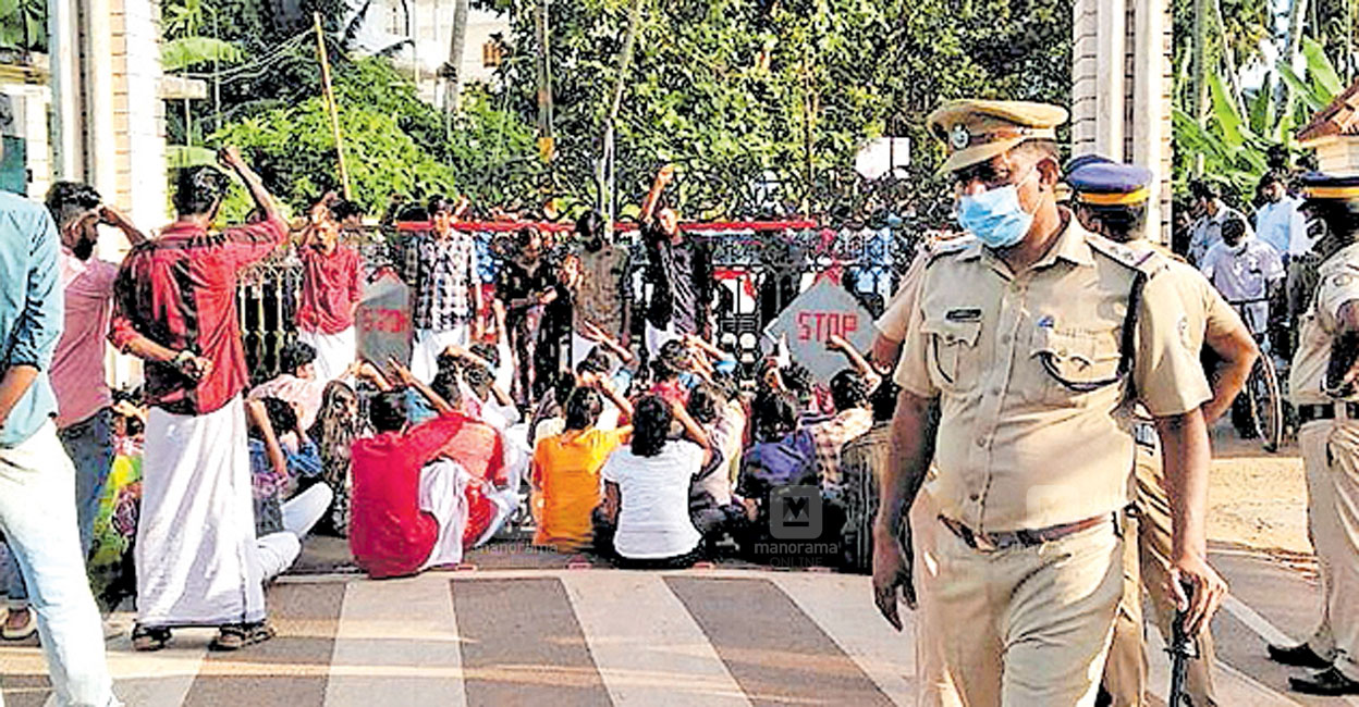 സ്കൂൾ കുട്ടികളെയും ബന്ദികളാക്കി എസ്എഫ്ഐ സമരം