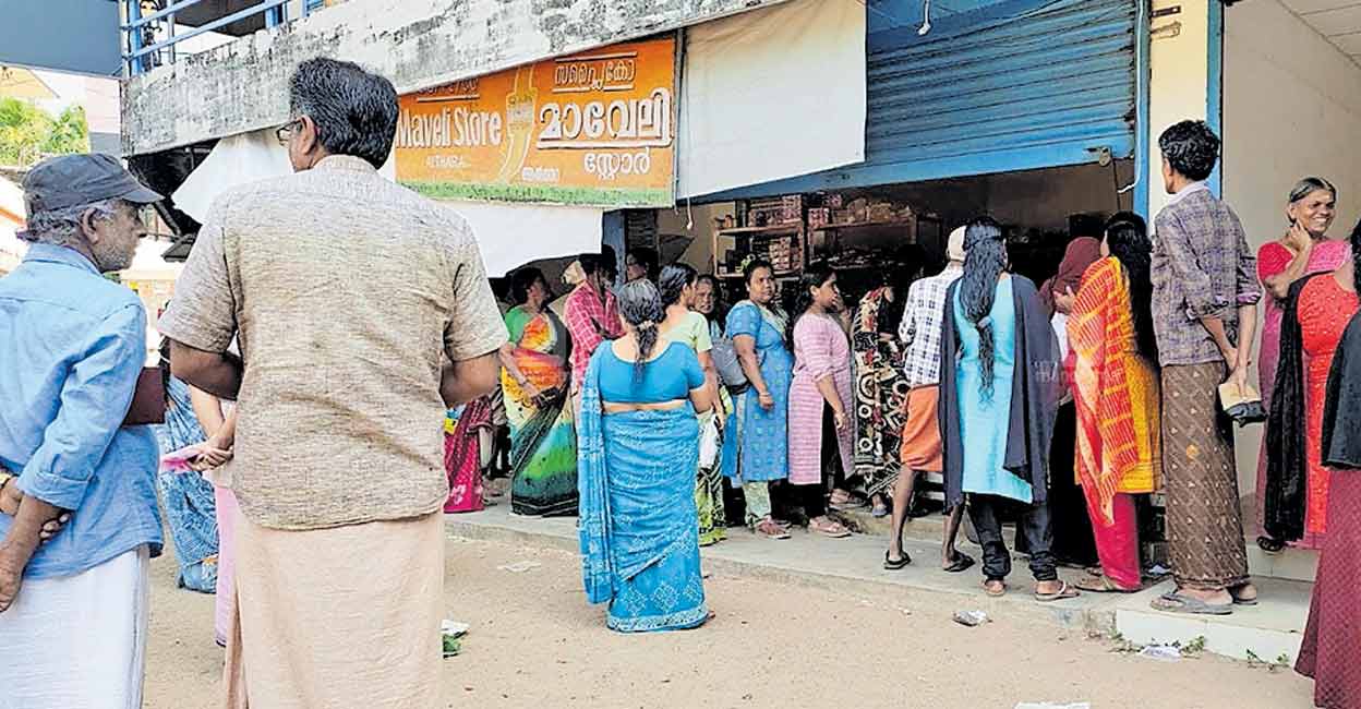 വറ്റൽ മുളക് വാങ്ങാൻ മാവേലി സ്റ്റോറുകൾക്കു മുന്നിൽ ചെരിപ്പും സഞ്ചിയും ...